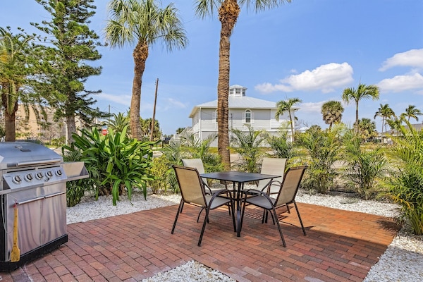 Casa Bella "D" - 1 Bed/1 Bath - Steps To The Beach - Sleeps 2 - Fort Myers Beach, FL