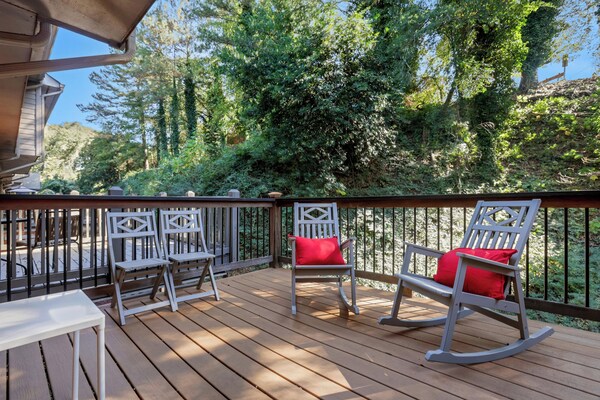 Walk To Uga Arch Updated 2br/2.5ba Athens Townhome With King, Queen + Twin - Athens, GA