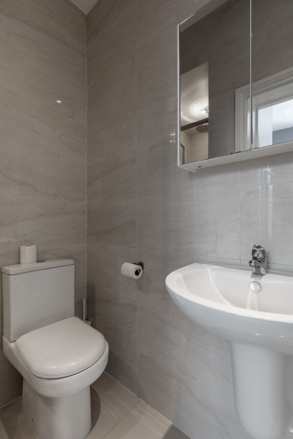Refurbished Twin Room Baker St Central London G6 - Barnes