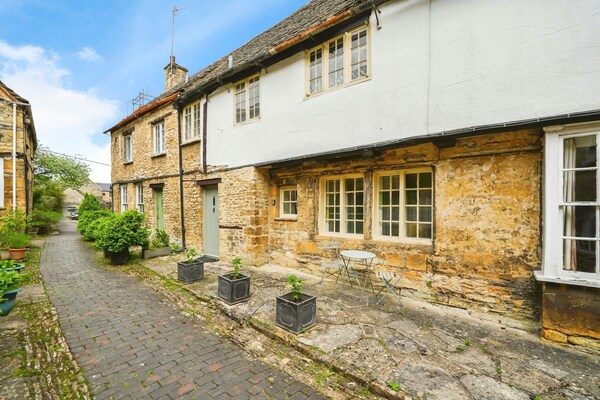 Little Priory Cottage, 10 Georges Yard, Burford - Burford
