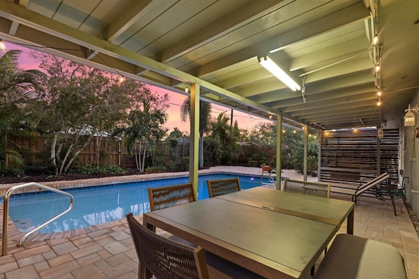 Huge Heated Salt Pool! Near Downtown! Tv In Every Bedroom! - Sarasota, FL