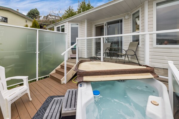Beach Front Retreat :Private Beach And Dock Access, Hot Tub, Bbq &Free Kayaks! - Sooke