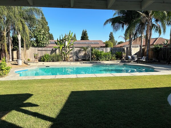 Charming Spacious 4 Bed House With Wifi And Ac Large Backyard And Pool. - Bakersfield, CA