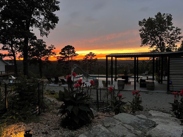 Bougie Boondock Tiny Home - Beaver Lake, AR