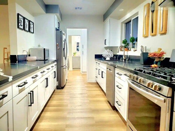 Stylish Ranch With Gorgeous Swimming Pool & Piano - Los Angeles, CA