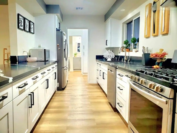 Stylish Ranch With Gorgeous Swimming Pool & Piano - Los Angeles, CA