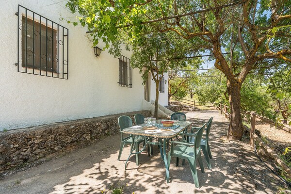Country House 'El Almendro' With Mountain View, Shared Pool And Wi-fi - Granada