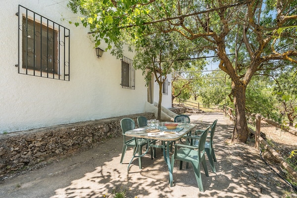 Casa Rural 'El Almendro' Con Vistas A La Montaña, Piscina Compartida Y Wi-fi - La Zubia