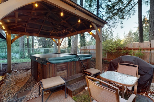 Charming Dog-friendly Home W/ Enclosed Yard, Outdoor Hot Tub, Gas Grill, & W/d - Port Orchard, WA