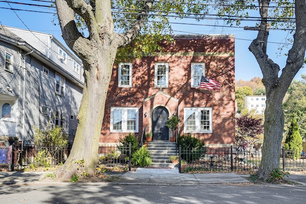 Walk To Constitution Beach: Mid-century Boston Gem - Boston, MA