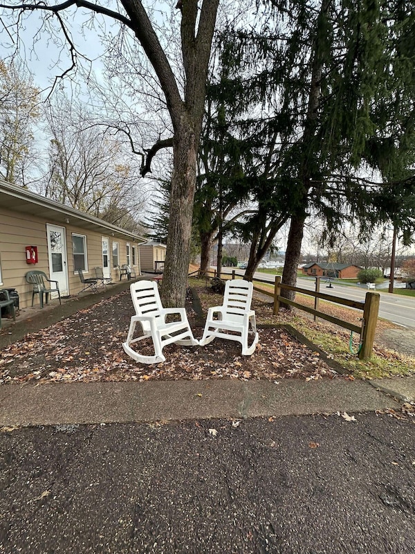 Woodlands Motel Retreat Next To The Mississippi River - Wisconsin