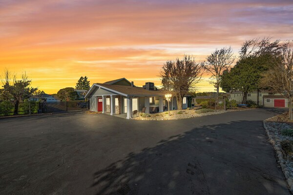 Luxury Retreat In Napa Valley  Two Stunning Homes On A Private Gated Estate - Napa, CA