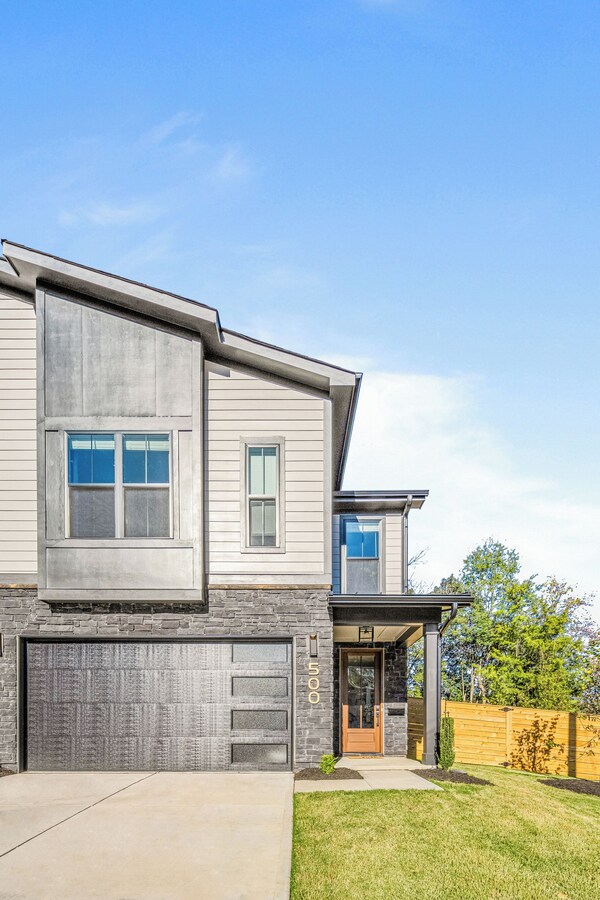 Modern 4br Home Near Uptown & Camp North End- Sleeps 12, Sports-themed Game Room - Charlotte, NC