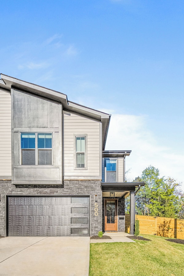 Modern 4br Home Near Uptown & Camp North End- Sleeps 12, Sports-themed Game Room - Charlotte, NC