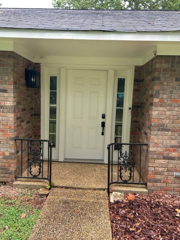Spacious 4-bedroom House  In  Lakefront Subdivision On One And A Half Acres - Florence, AL