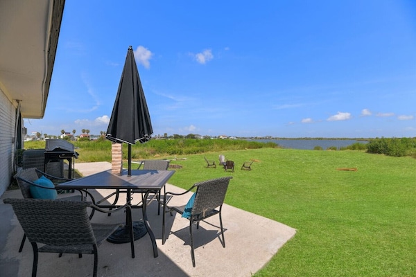 Vintage Coastal Cottage Secluded Lake House - Crystal Beach, TX
