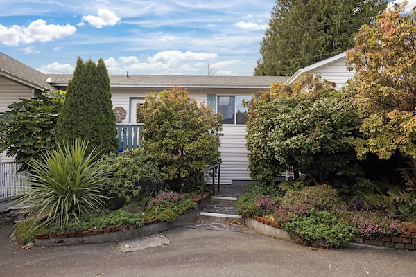 Oceanfront Inn: Private Boardwalk, Beach Access, & Free Kayaks! - Sooke
