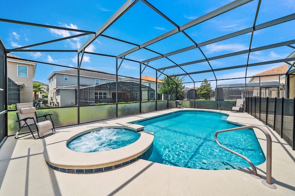 13 Bedroom Retreat With Private Pool, Themed Bedrooms, Arcades & Mins From Disney: Sunshine Escape - Haines City, FL