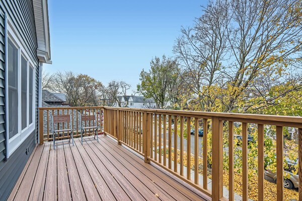 New, Clean & Sunny, 2bd, Private Deck, 15min To Wrigley! - Evanston, IL