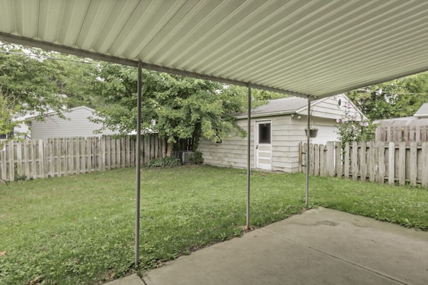 Updated Bungalow Near Downtown Willoughby - Willoughby, OH