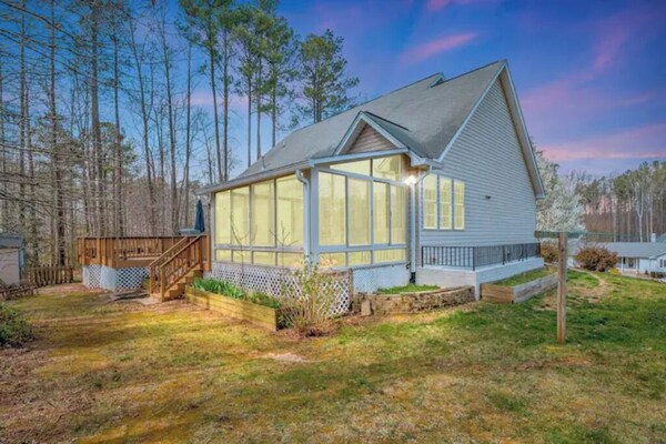 Lake Anna Lakeside Luxury:6br W/ Game Room, Cinema, Hot Tub And Grill - Virginia