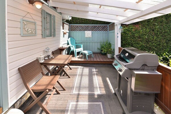 Oceanfront Studio Suite: Private Boardwalk, Beach Access, & Free Kayaks! - Sooke