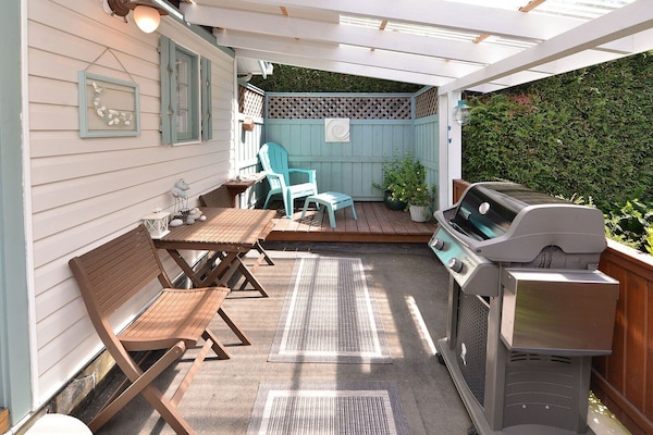 Oceanfront Studio Suite: Private Boardwalk, Beach Access, & Free Kayaks! - Sooke