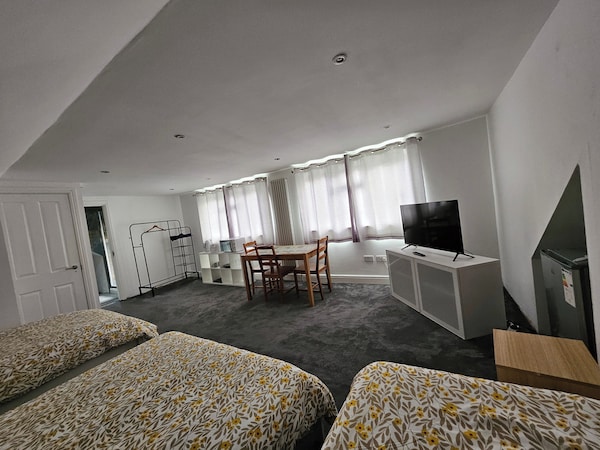 Self Contained Studio Near Windsor Attractions! - Bracknell