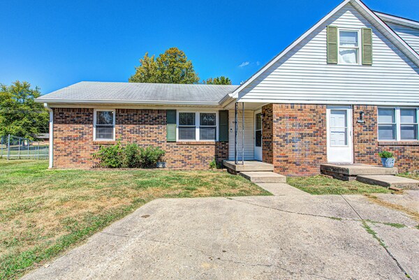 Convenient 2 Bedroom With King Bed - Greenwood, IN