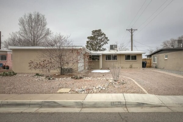 The Ne Heights Abode - 4 Bedroom - Albuquerque, NM