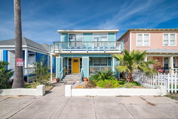 Seawall Sunrise: Near Beach & Restaurants! - Galveston, TX