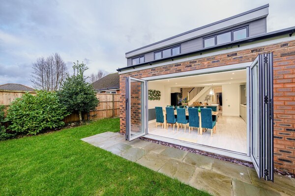 6 Bedroom House - 10 Beds - Motorway, Free Parking - Warrington, United Kingdom