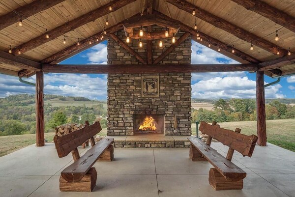 The Crest Lodge - Cabin W/hot Tub - Game, Bar & Theatre Rooms - Fresno, OH