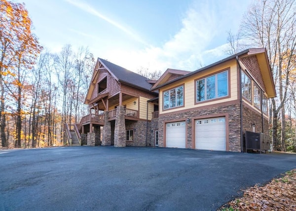 The Lodge At Twin Rivers--- Two Outdoor Fire-pits, Large Open Area For 16 Guests, Hot Tub, Pet Fr... - North Carolina