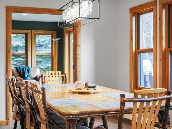 The Blue Dog Lodge On Deer Lake | Close To Boyne Mountain | Fireplace | Beach - Boyne City, MI