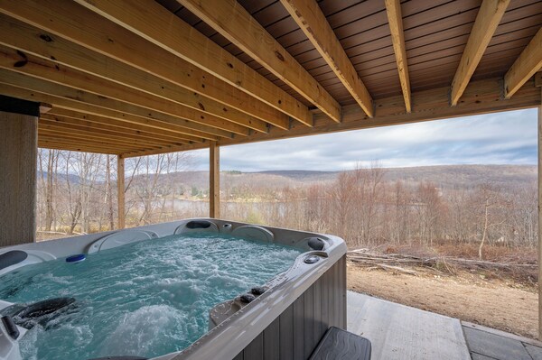 New! Modern Dog Friendly Mountain Retreat W/ Hot Tub - Oakland, MD