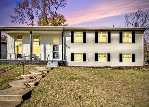 Charming Elegance Getaway - Omaha, NE
