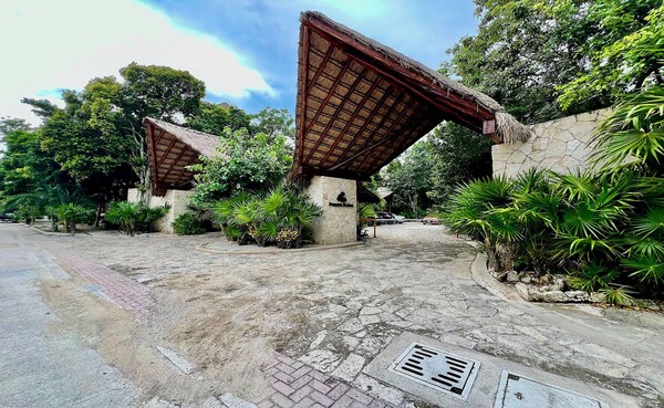 Elegant Jungle Retreat - 2br Apartment In Aldea Zama, Tulum - Paradise Beach