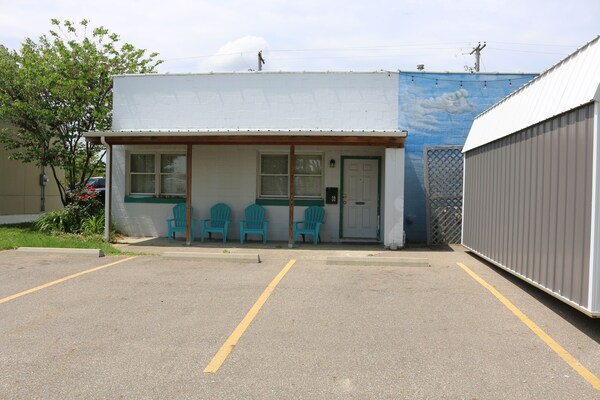 Athens City 2 Bedroom, 1 Bath, In Town, Walk To Restaurants, Free Wifi, Parking - Athens, OH