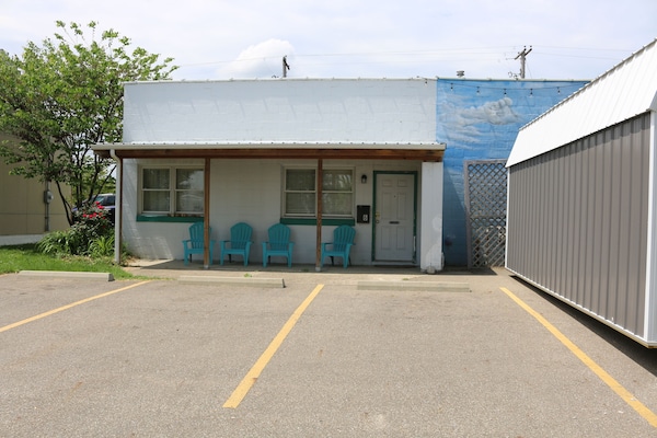 Athens City 2 Bedroom, 1 Bath, In Town, Walk To Restaurants, Free Wifi, Parking - Athens, OH