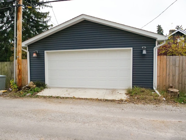 Family-friendly Village Home - Downtown Location, 2 Car Garage, Big Backyard! - Columbus, OH