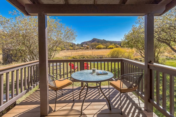 New! Cozy Cabin Retreat With Scenic Views - Greer, AZ