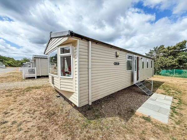 Superb 8 Berth Caravan At Caldecott Hall Country Park, Norfolk Ref 91055c - Gorleston-on-Sea