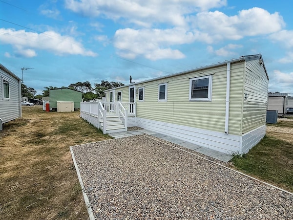Beautiful 8 Berth Caravan With Decking At Caldecott Park, Norfolk Ref 91046c - Gorleston