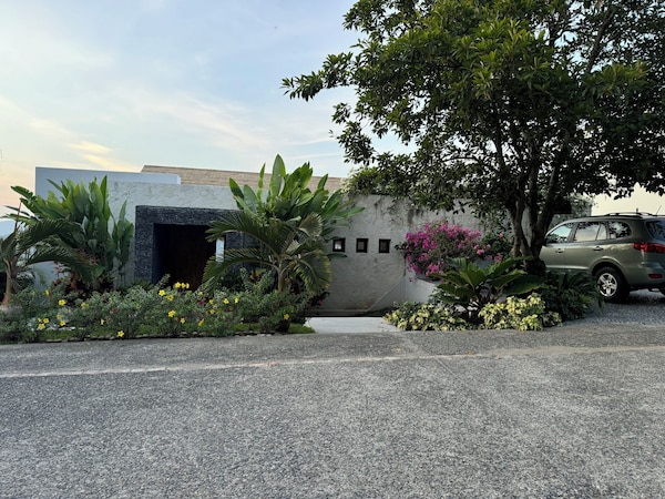 Surround Yourself With Unsurpassed Ocean, Bay, Beach, Mountain, And City Views - Zihuatanejo