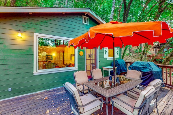 Dog-friendly Cabin Under Towering Redwoods W/expansive Deck, Bbq & Hot Tub - Guerneville, CA