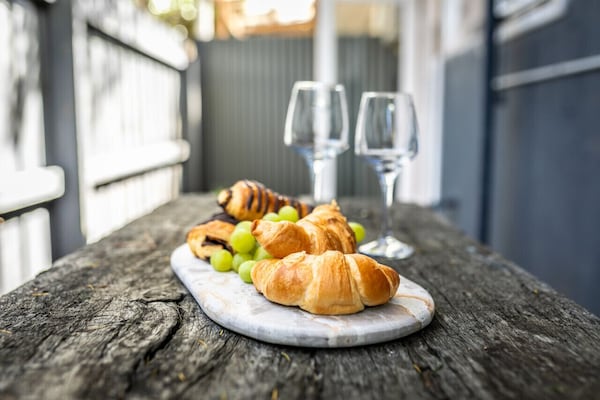 Orton Blue; Beachside Getaway For 4, Pets Welcome, Aircon, Walk To Shops And Beach - Geelong