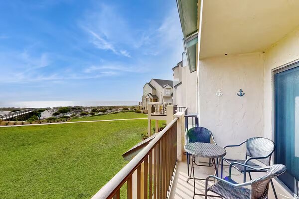 Beautiful 2bd/2.5ba Ocean Front Condo. Sleeps 6 - Pet Friendly. - American Beach, FL