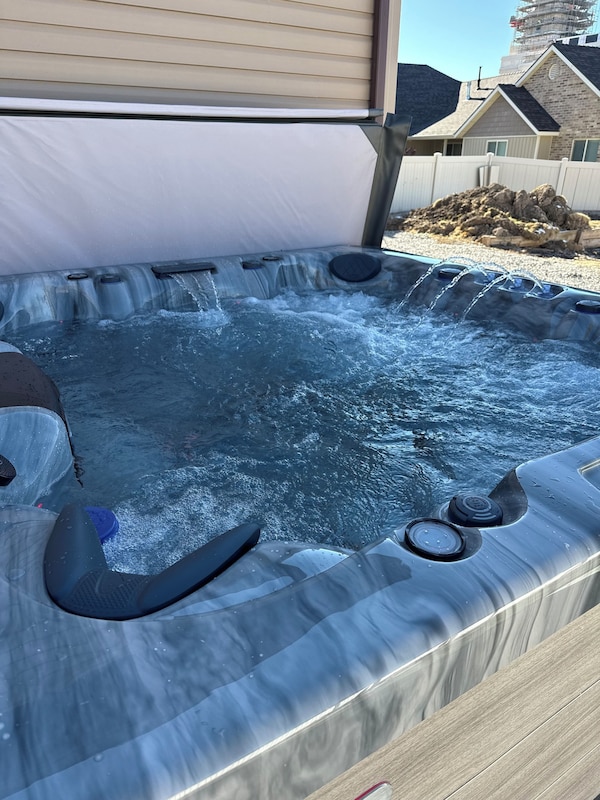 6 Bedrooms, Sleeps 16, Hot Tub, Theater And Game Rooms, Newly Renovated. - Logan, UT