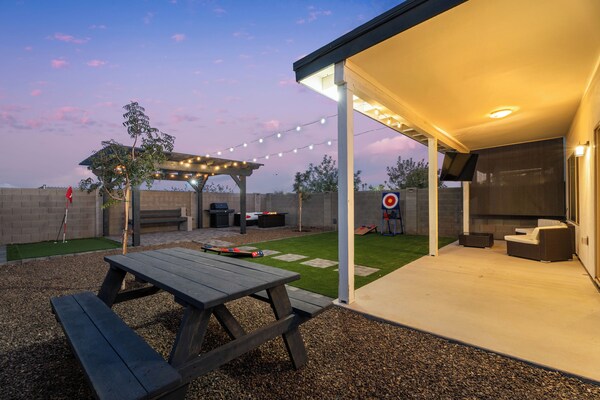 Superstition Views - 3 Bedroom 2.5 Bath W/ A Fun Backyard! - Mesa, AZ